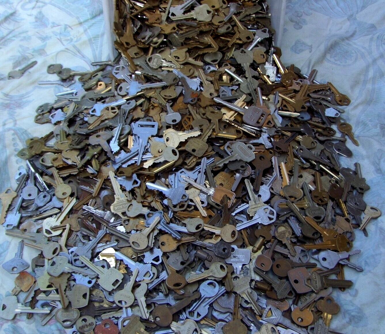 LOT of Misc Keys 3 1/2 Pounds (LBS) HOUSE,CARS,PADLOCKS... Arts Crafts ...