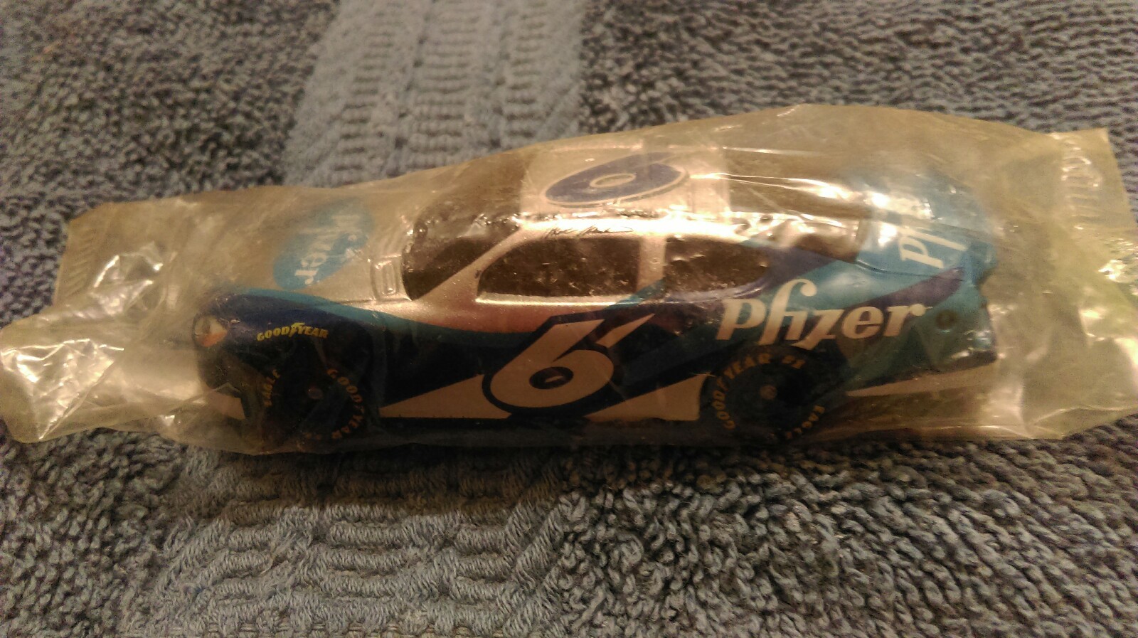 MARK MARTIN 1/24 PFIZER #6 HOT WHEELS RACE CAR 2002 New still in ...