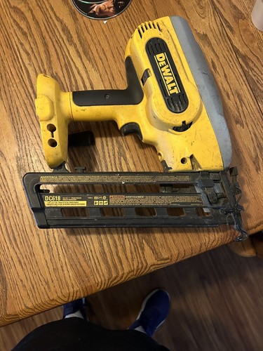 DEWALT 16 Gauge 2-1/2" 18V ANGLED FINISH NAILER With Case model no ...