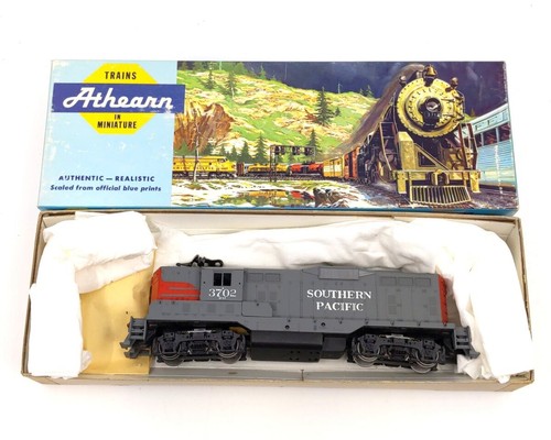 Athearn 3153 HO Scale Southern Pacific GP-9 Powered Diesel Locomotive ...