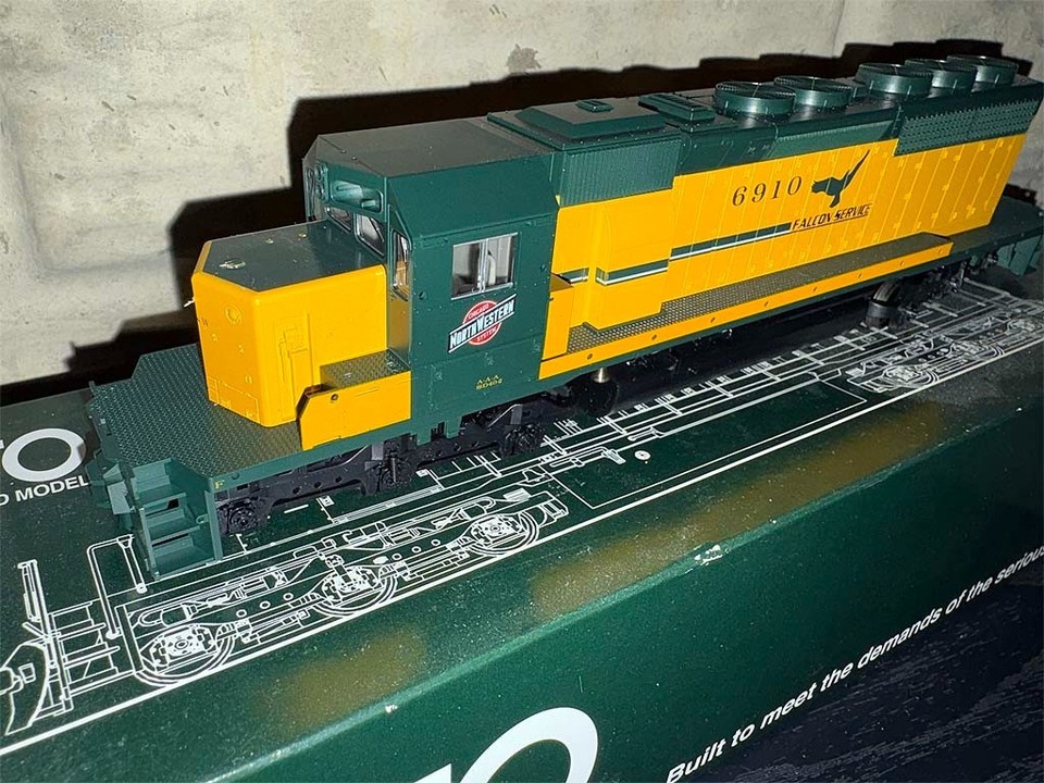 Kato HO Chicago & North Western C&NW SD40-2 6910 Analog DC Brand New in ...