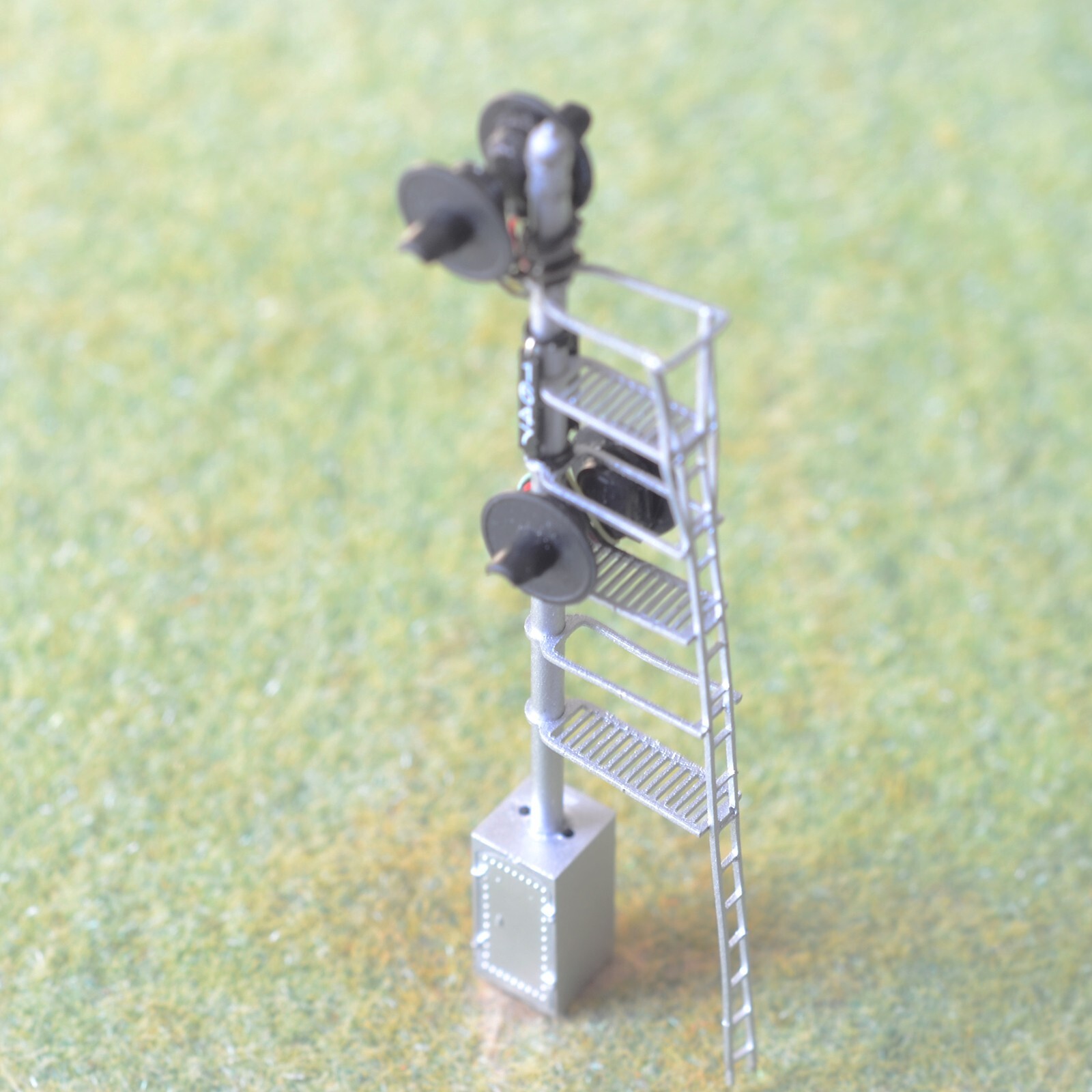 1 x HO scale model 4 head searchlight offset Distant / Intermediate ...