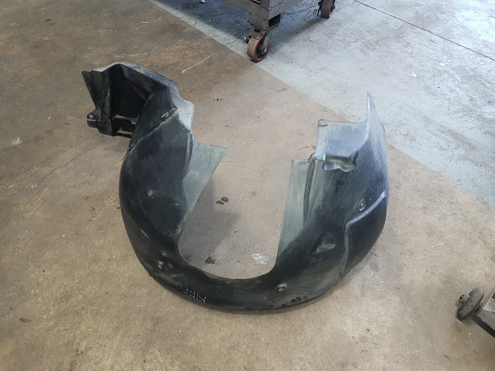 HOLDEN VE COMMODORE RIGHT FRONT DRIVERS SPLASH GUARD LINER | eBay Australia