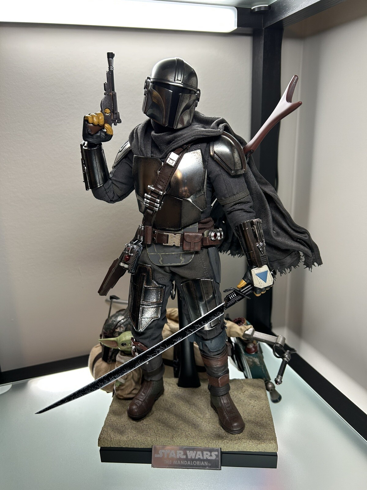 Hot Toys Star Wars The Mandalorian - The Mandalorian and Grogu Deluxe ...