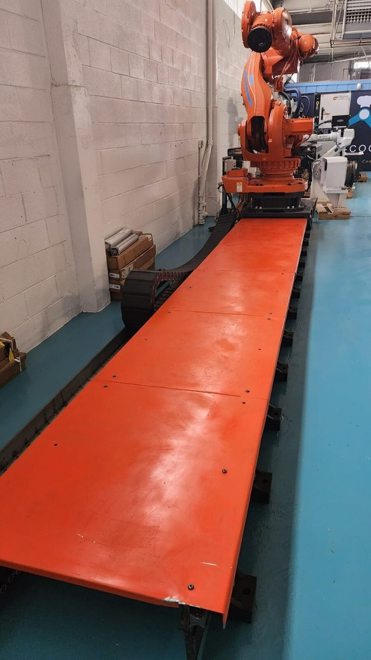 ABB 7600 IRC5 Robot w/ 10 meter Linear Track Rail 325Kg 9 Axis ...