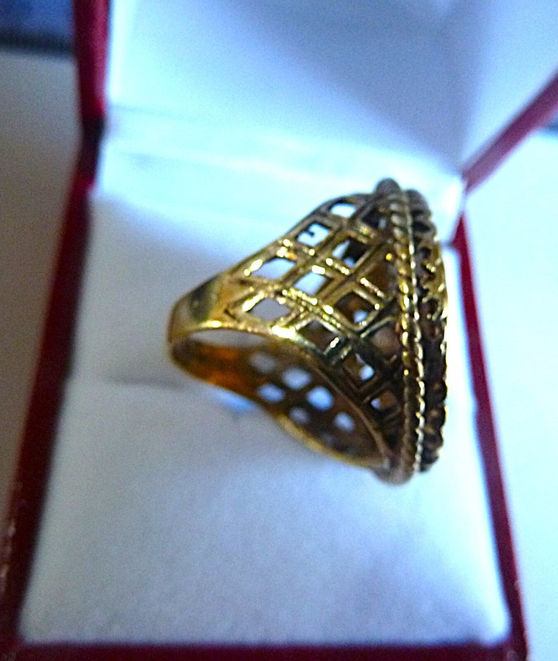 sovereign. 9 ct solid gold ring. half 22ct solid gold sovereign. my ref ...