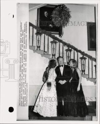 1975 Press Photo Gerald, Betty, & Susan Ford host White House Christmas ...