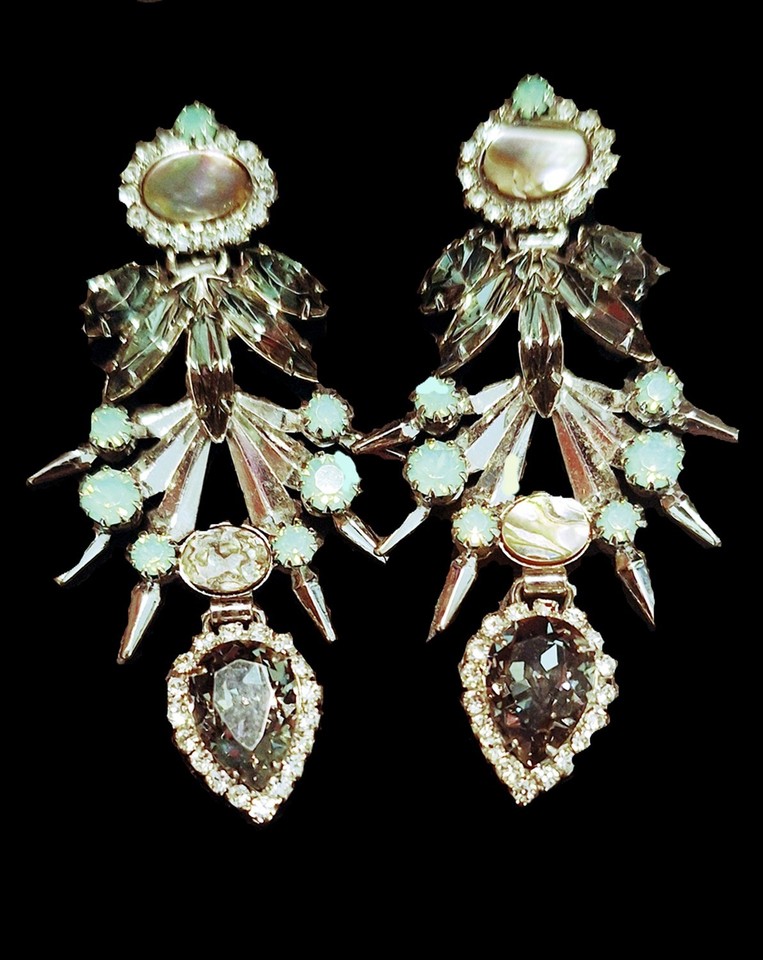 GEORGOUS ELIZABETH COLE EARRINGS OLDER STYLE BUT NEVER WORN LIKE NEW ...