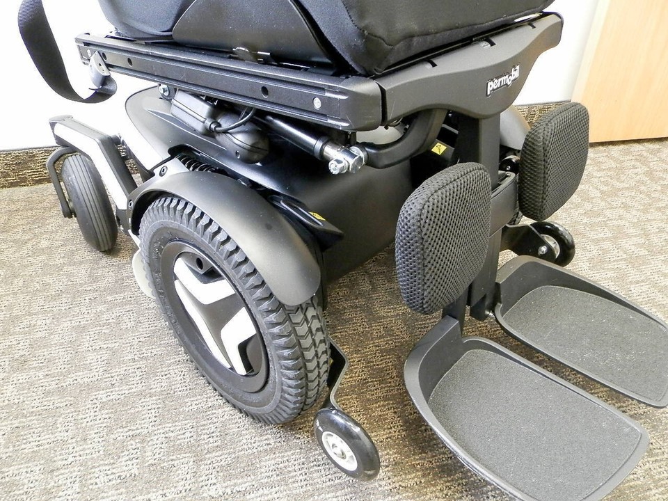 Permobil F3 power wheelchair Power tilt recline footrest READ FULL ...