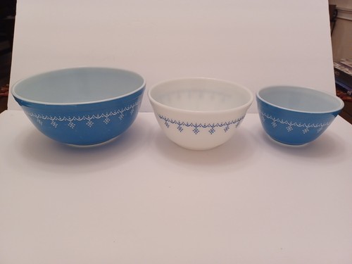 Vintage Pyrex Snowflake Garland Nesting Mixing Bowls (3) Blue/White ...