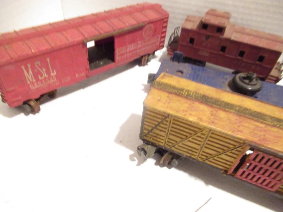 LIONEL POST-WAR TRAINS FOUR CARS- STOCK/CAB./6464BOXCAR/HELICOPTER ...