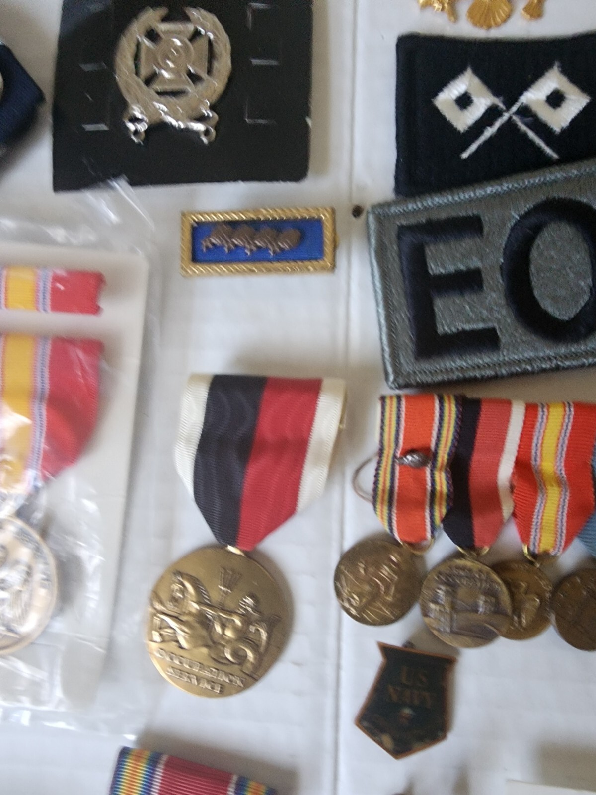 HUGE LOT VINTAGE & MODERN MILITARY MEDALS RIBBONS DEVICES PATCHES ARMY ...