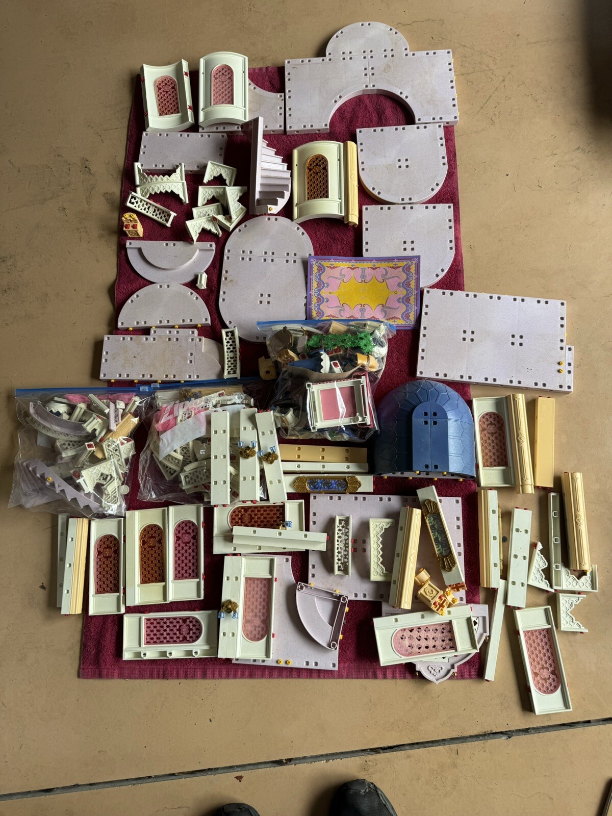 play mobile castle, disassembled - Gem