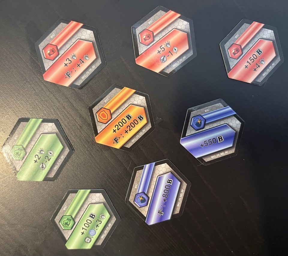 BAKUGAN LOT OF 28 ASSORTED FIGURES + 8 CHIPS READ DESCRIPTION PLEASE ...