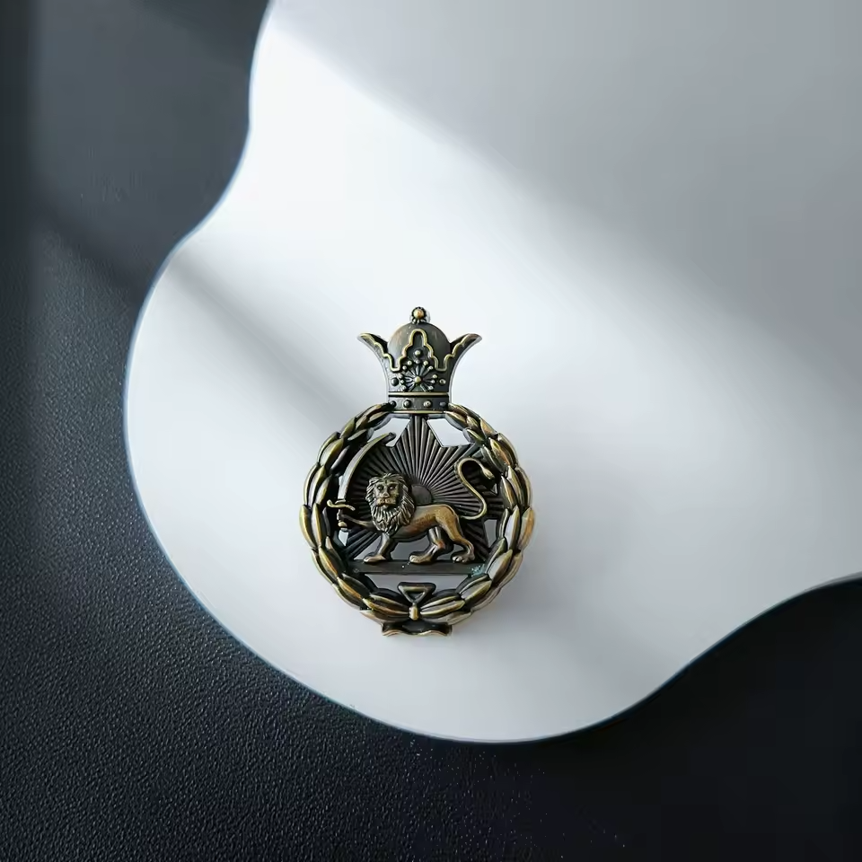 Vintage Metal Lion Crown Brooch Lapel Pin Unisex Classic Suit Badge ...