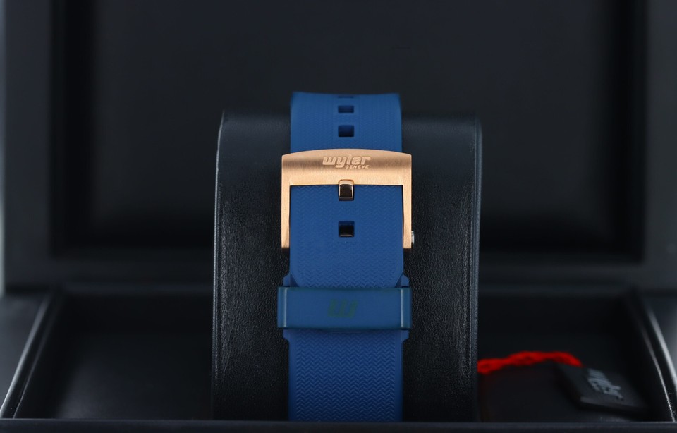 Wyler Code R Chronograph 18kt Rose Gold 'Bleu' Incaflex 1005.00.B02.RBA ...