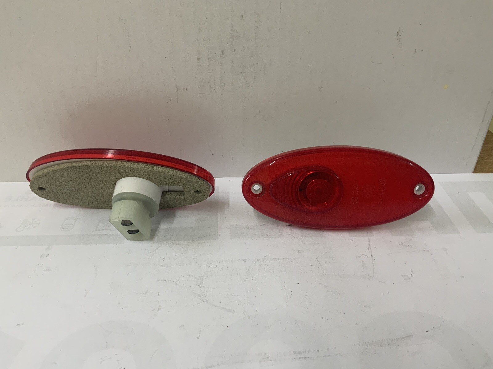 HELLA 2xs 964 295-037 Oval Red Rear Back Marker Light Lamp Hymer Knaus ...