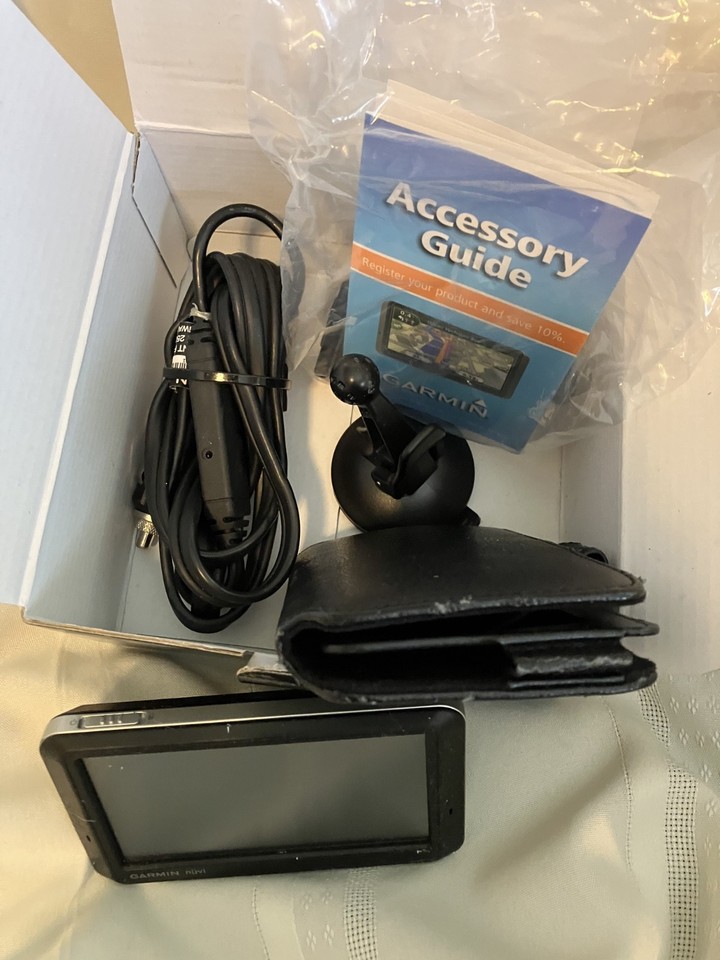 Garmin nüvi 755T GPS Lifetime Map w/ Traffic Cord 2, Dash Mount, Case ...