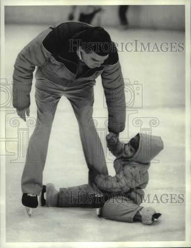 1985 Press Photo Katie Moroney With Dad Brian at Ice Skating Rink ...