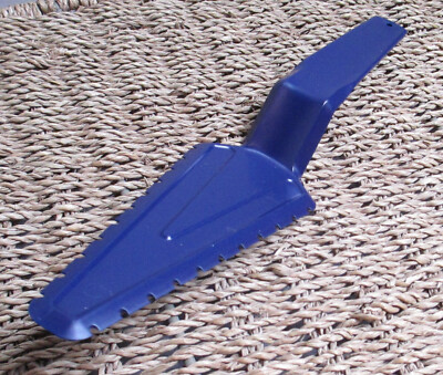 Tupperware Cake Cutter / Slicer / Server. Blue. Brand New, Very handy ...