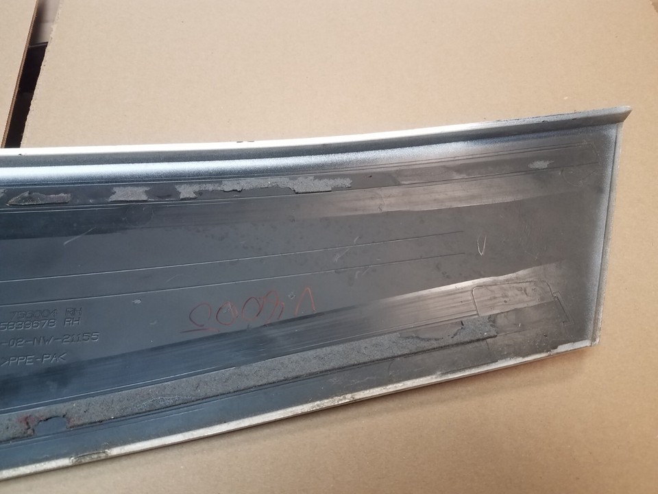 2008-12 Buick Enclave Quarter Window Trim Moulding White Diamond R-H ...
