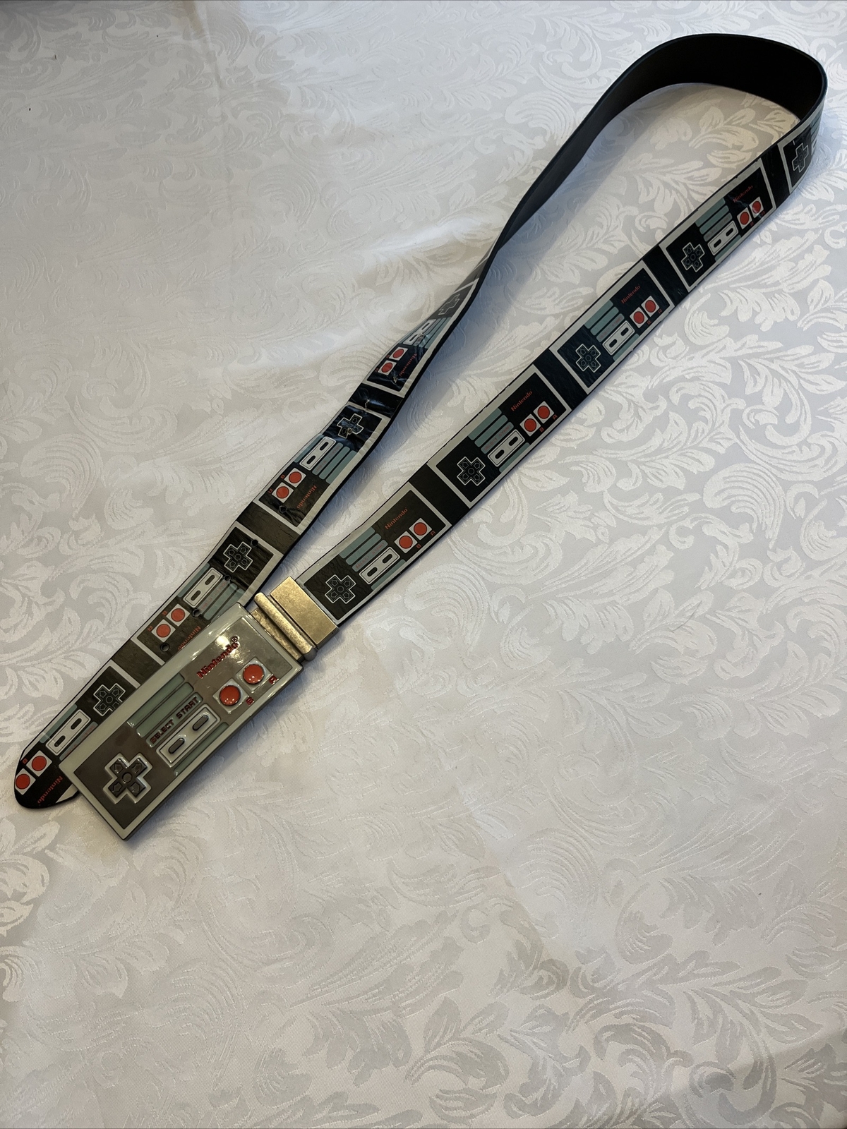 2011 OFFICIAL NINTENDO NES CONTROLLER BELT BUCKLE Wit… - Gem