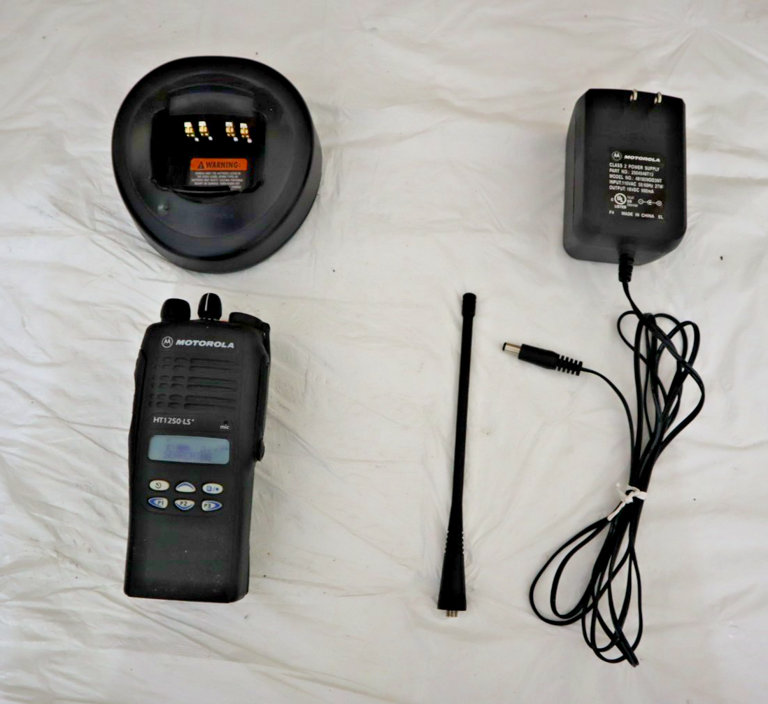 Motorola HT1250 LS+UHF 450-512MHz AAH25SDH9DP5AN Two-way Radio w ...