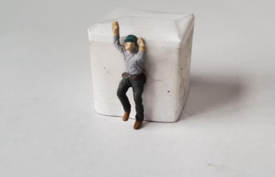 Arttista #723 - Telephone Lineman Climbing- S SCALE Figure - Model ...