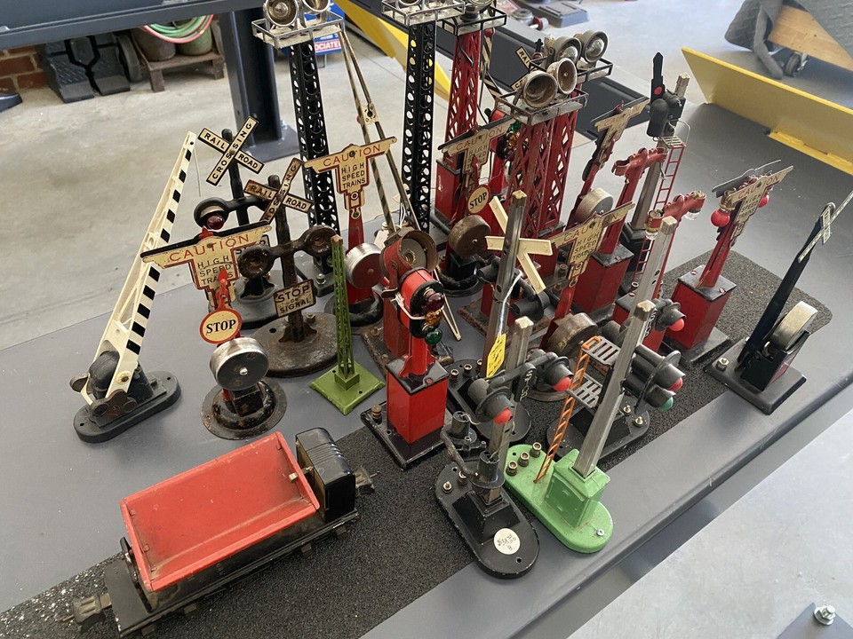 HUGE lot Of Vintage Lionel, Marx Train Gates, Crossings, Light Towers ...