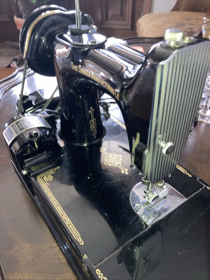 ANTIQUE 1948 SINGER SEWING MACHINE FEATHERWEIGHT MODEL 221 SERIAL ...
