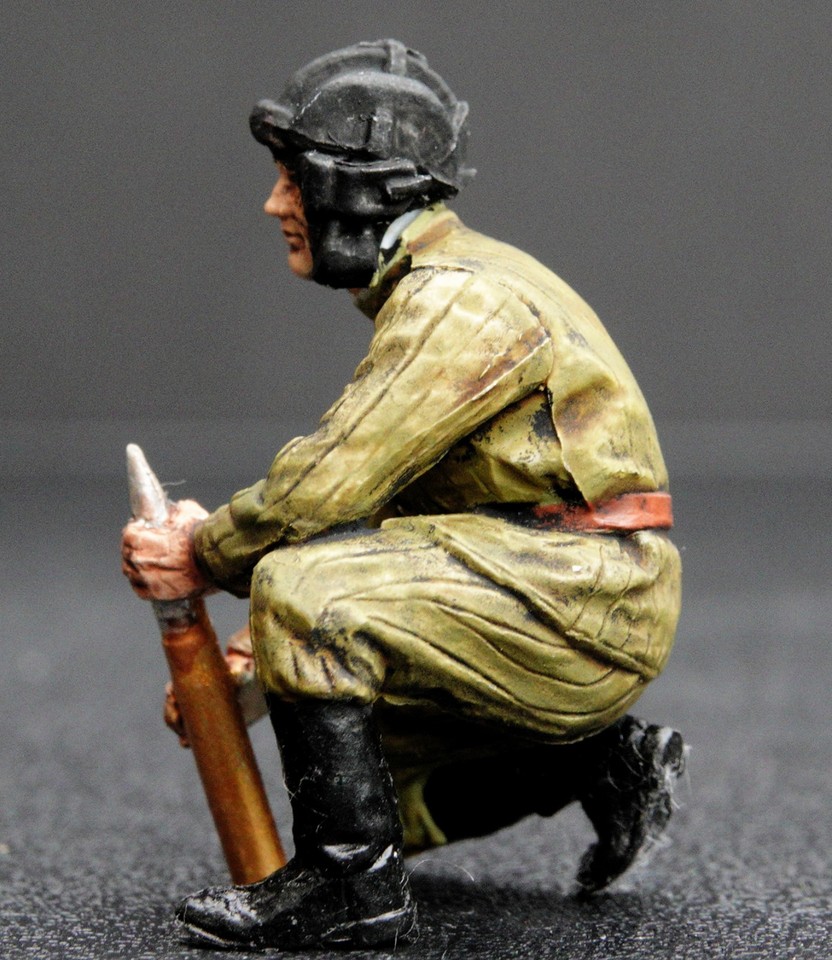 1/35 WW2 Soviet Tank Crewman Kneeling with Shell - Built and Painted ...