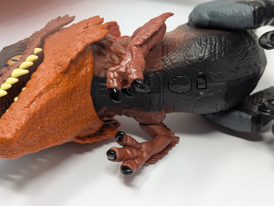 Jurassic World Dominion Uncaged Pyroraptor Dinosaur Toy Ultimate Motion ...