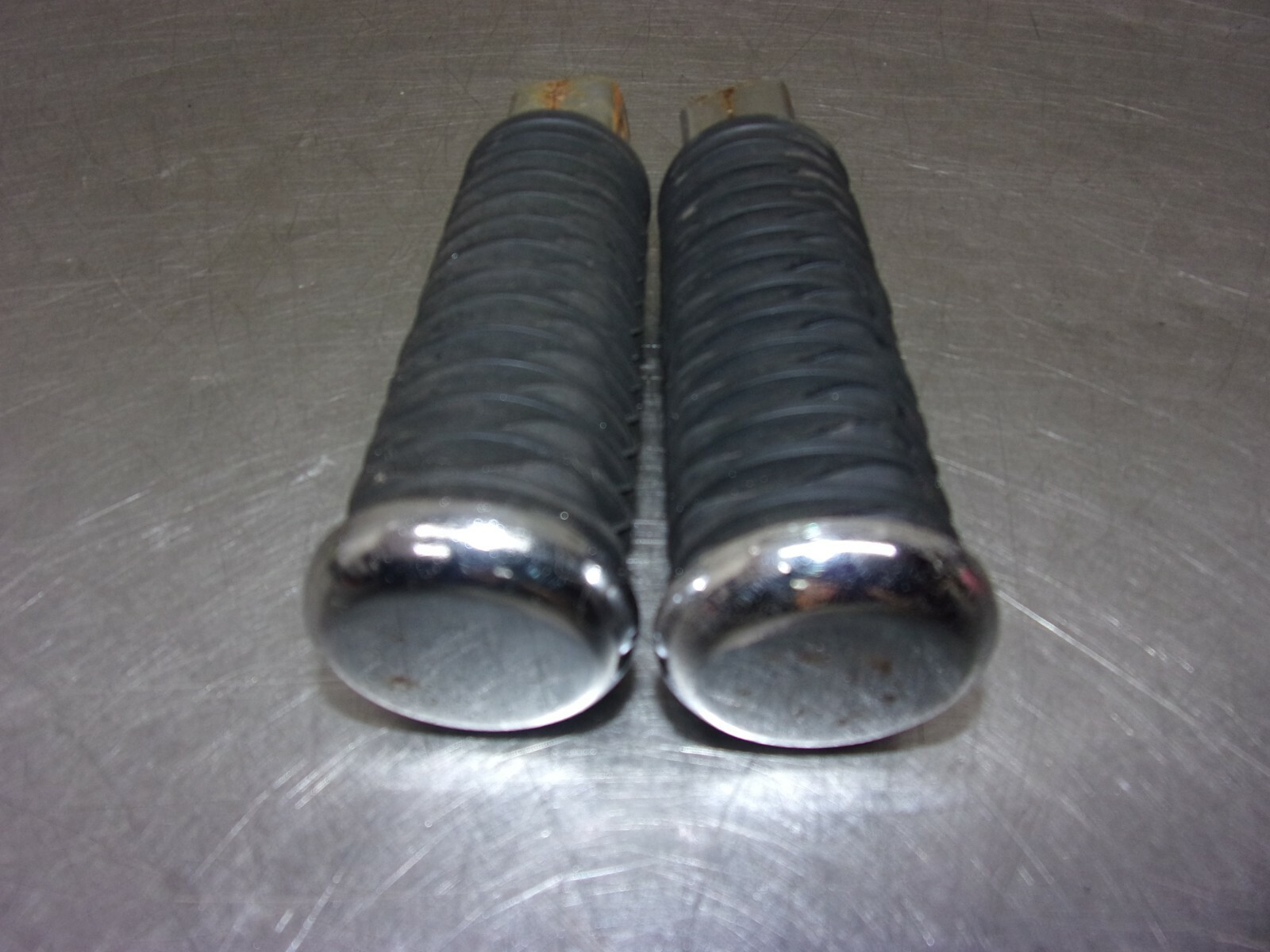 536 A SUZUKI INTRUDER VS 800 1996 OEM REAR RIGHT & LEFT FOOT PEG (TWO ...