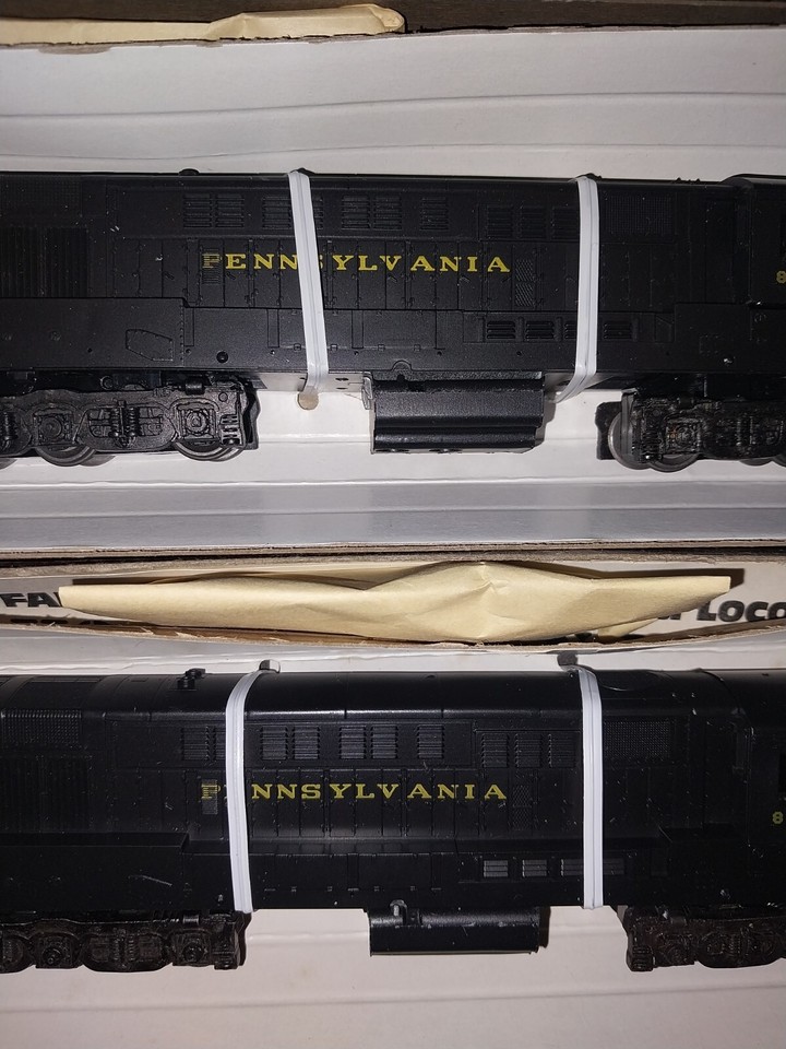 Athearn HO Model Train Pennsylvania 04305 & 04325 Diesel Locomotives ...