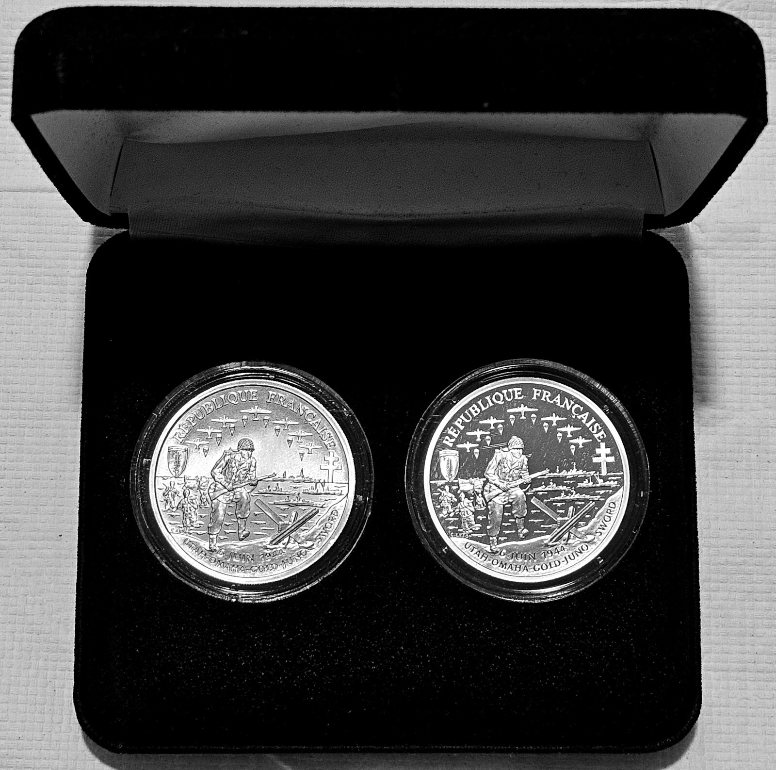 FRANCE 1993 2 x 1 FRANC SILVER NORMANDY INVASION BU AND PROOF COIN SET ...