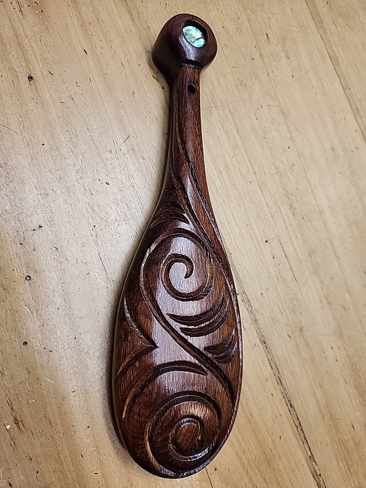 VINTAGE MAORI TIKI HANDCARVED WOODEN PATU CLUB NEW ZEALAND TRIBAL PAUA ...