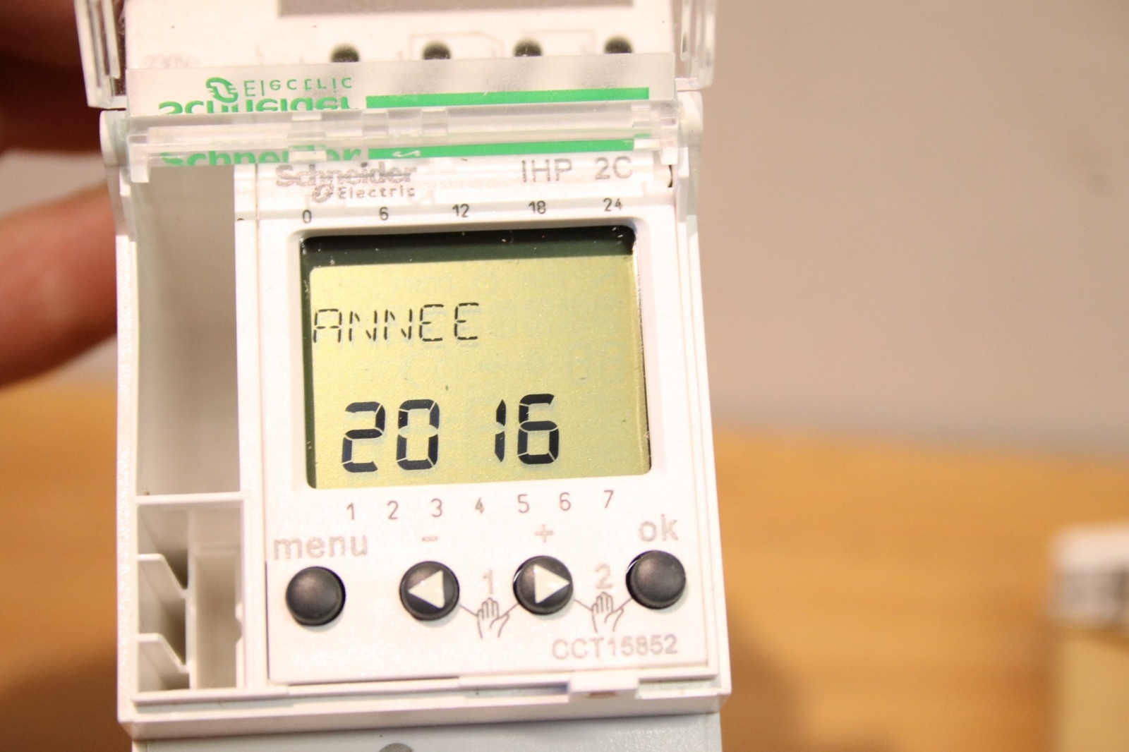 NEUF : SCHNEIDER ELECTRIC CCT15852 / interrupteur horaire digital ihp ...