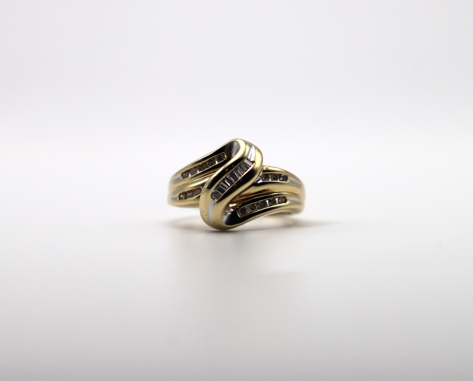 10k Gold ribbon style Ring with champagne and white D… - Gem