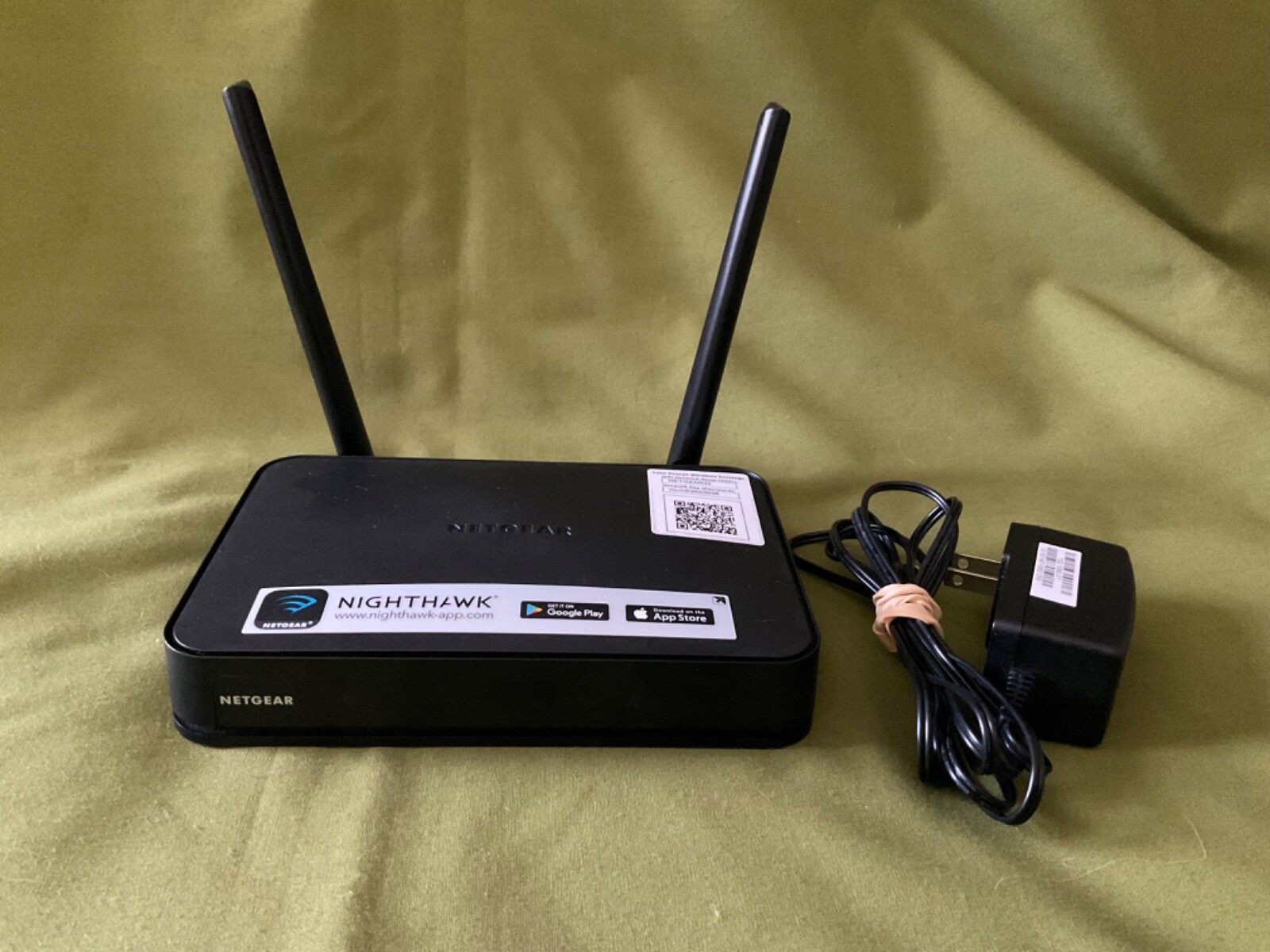 NICE GLOSSY BLACK NETGEAR AC750 SIMULTANEOUS DUAL BAND WiFi ROUTER ...
