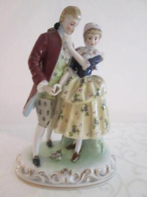 Figurines - Courting Couple Figurine