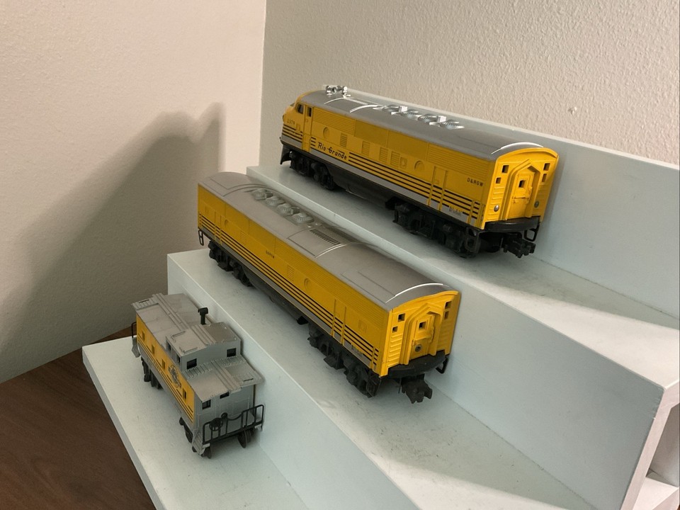 LIONEL POSTWAR 2379 RIO GRANDE F3 A&B DIESELS W/6657 RIO CABOOSE | eBay