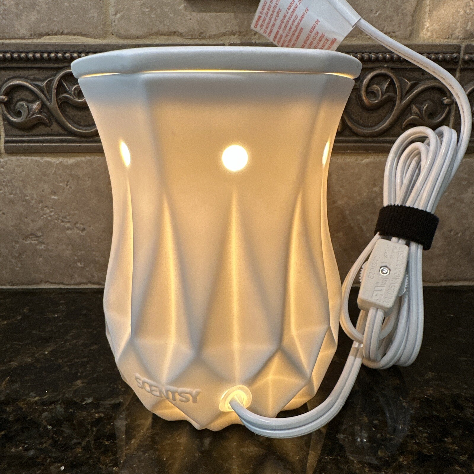 SCENTSY FULL SIZE ALABASTER WHITE GEOMETRIC DESIGN WARMER w/SCENTSY BAR ...