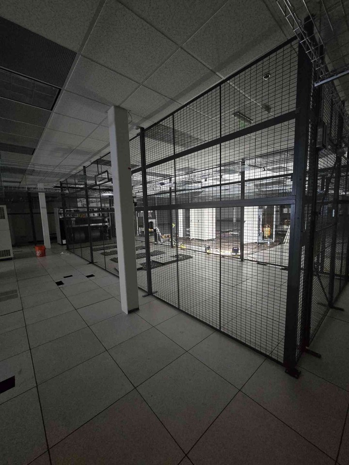 Wire Crafters 10.5x28'x9' H Four-sided Security Cage & Door Data Center ...