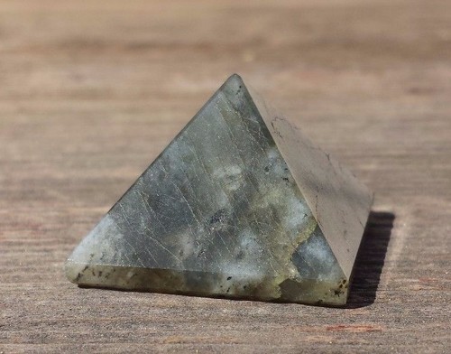 NATURAL LABRADORITE MEDIUM GEMSTONE PYRAMID 27-30mm | eBay