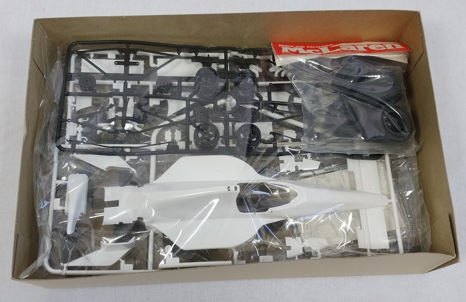Tamiya 1:20 Scale McLaren MP4/5B # 20026*2200 A.Senna / G.Berger ...