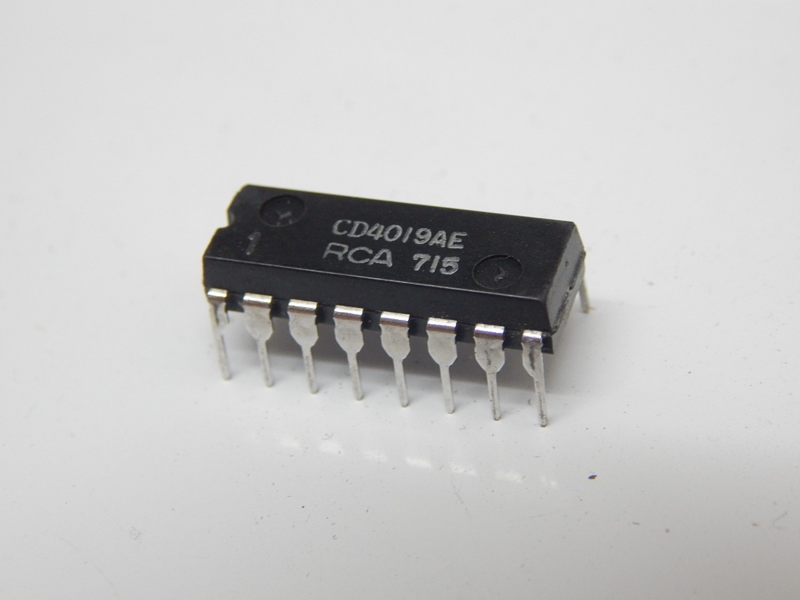 RCA CD4019AE 4-BIT BINARY UP/DOWN COUNTER 16-PIN USA SELLER LIGHTSPEED ...