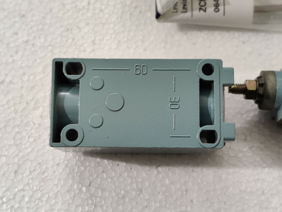 Telemecanique XCKJ10541H29 Limit Switch / XCK-J...H29 / ZCK-E05 ...