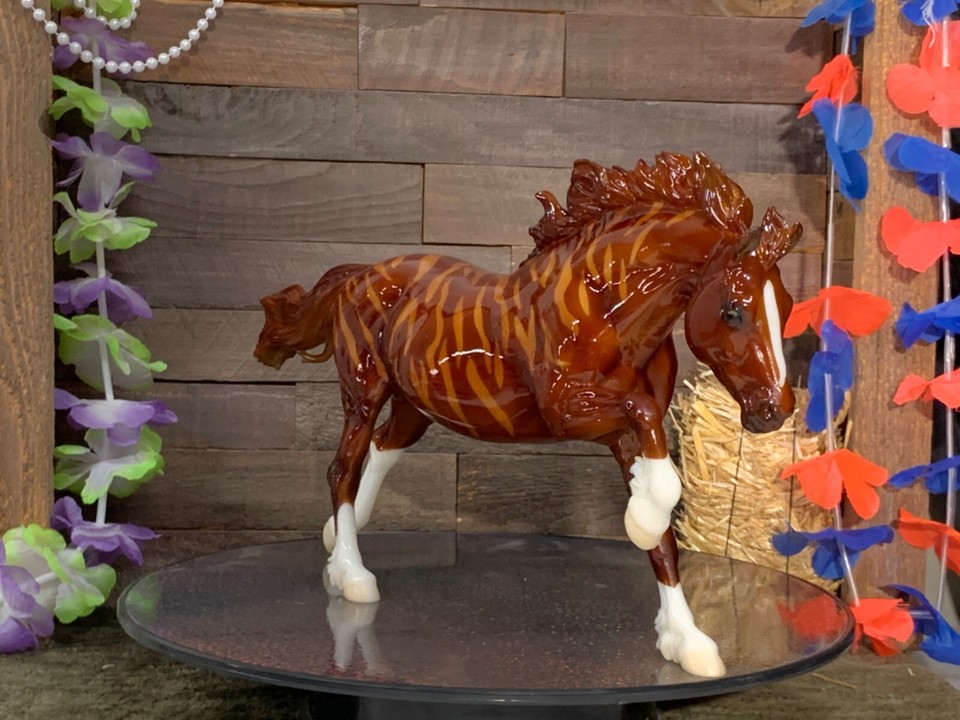 Breyer Model Horse Glossy New Mold Cob Body Clipped Red Chestnut CM ...
