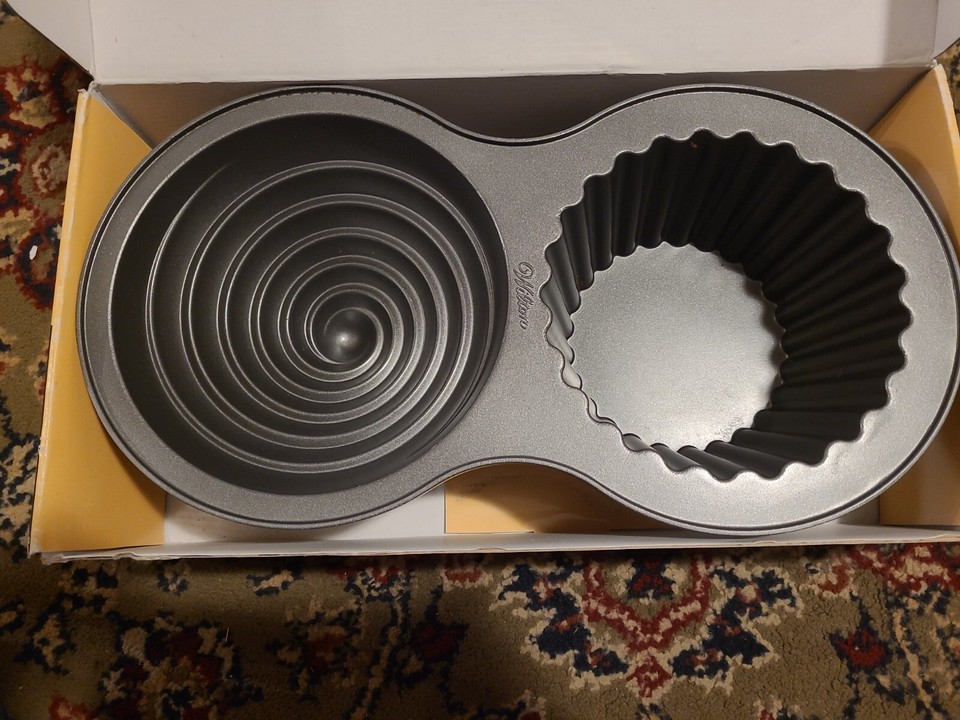 Wilton Giant Cupcake Cake Pan Decorative Bakeware Non Stick Large ...