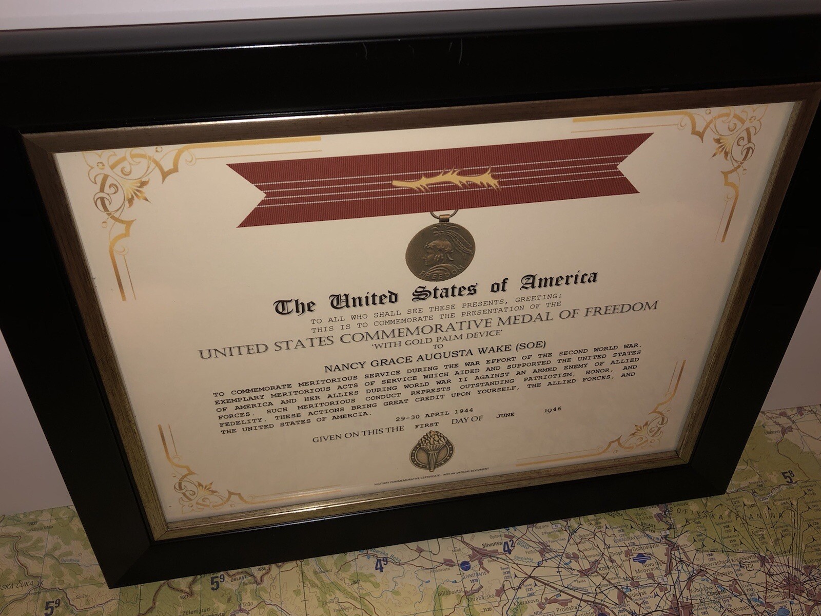 COMMEMORATIVE MEDAL OF FREEDOM CERTIFICATE W/GOLD PLAM (1940-65 ISSUE ...